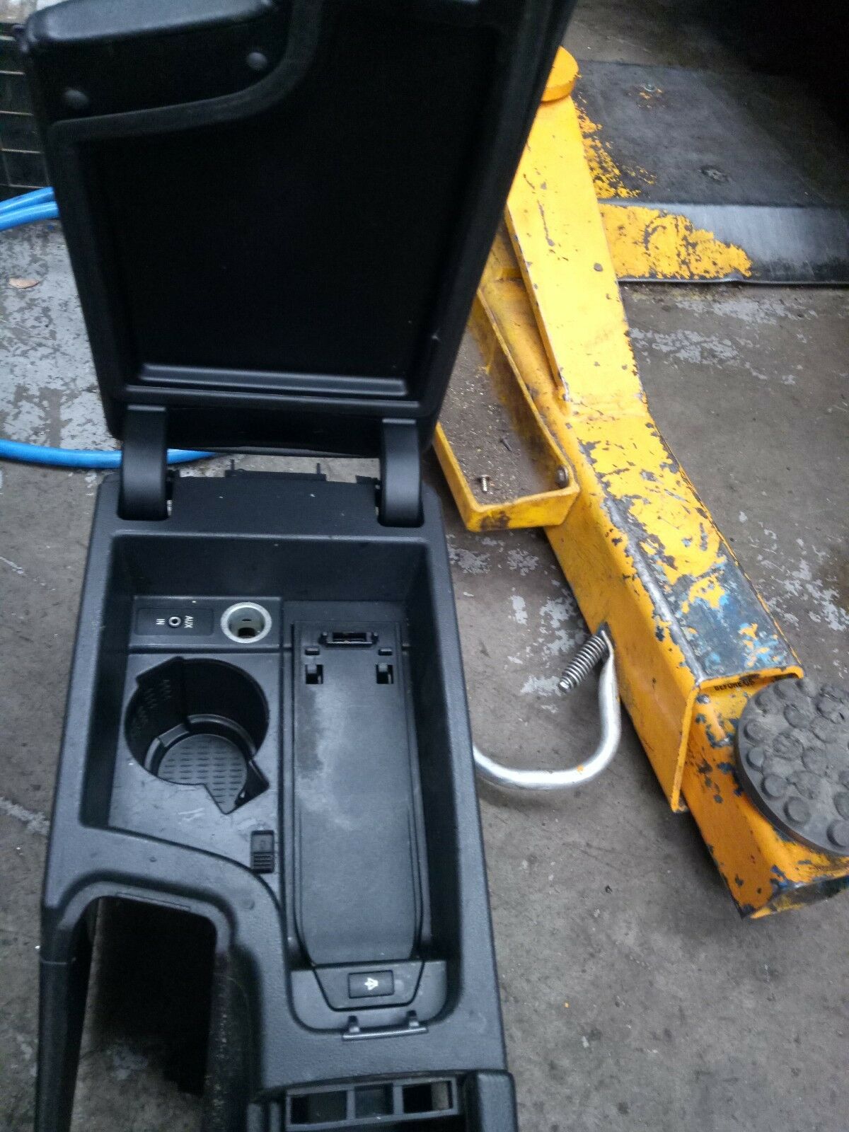 BMW E90 320i 2005 MODEL CENTRE CONSOLE ARM REST BLACK LEATHER COLOUR ...