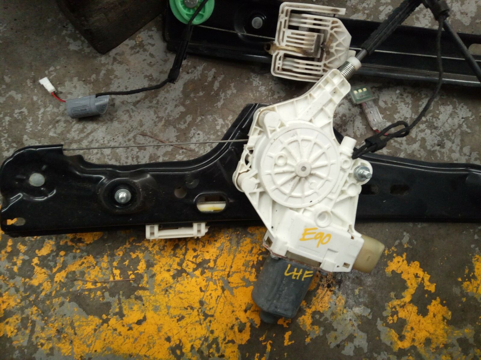 BMW E90 320i 2005 WINDOW REGULATOR WITH MOTOR LEFT LH FRONT PASSENGER 3 ...