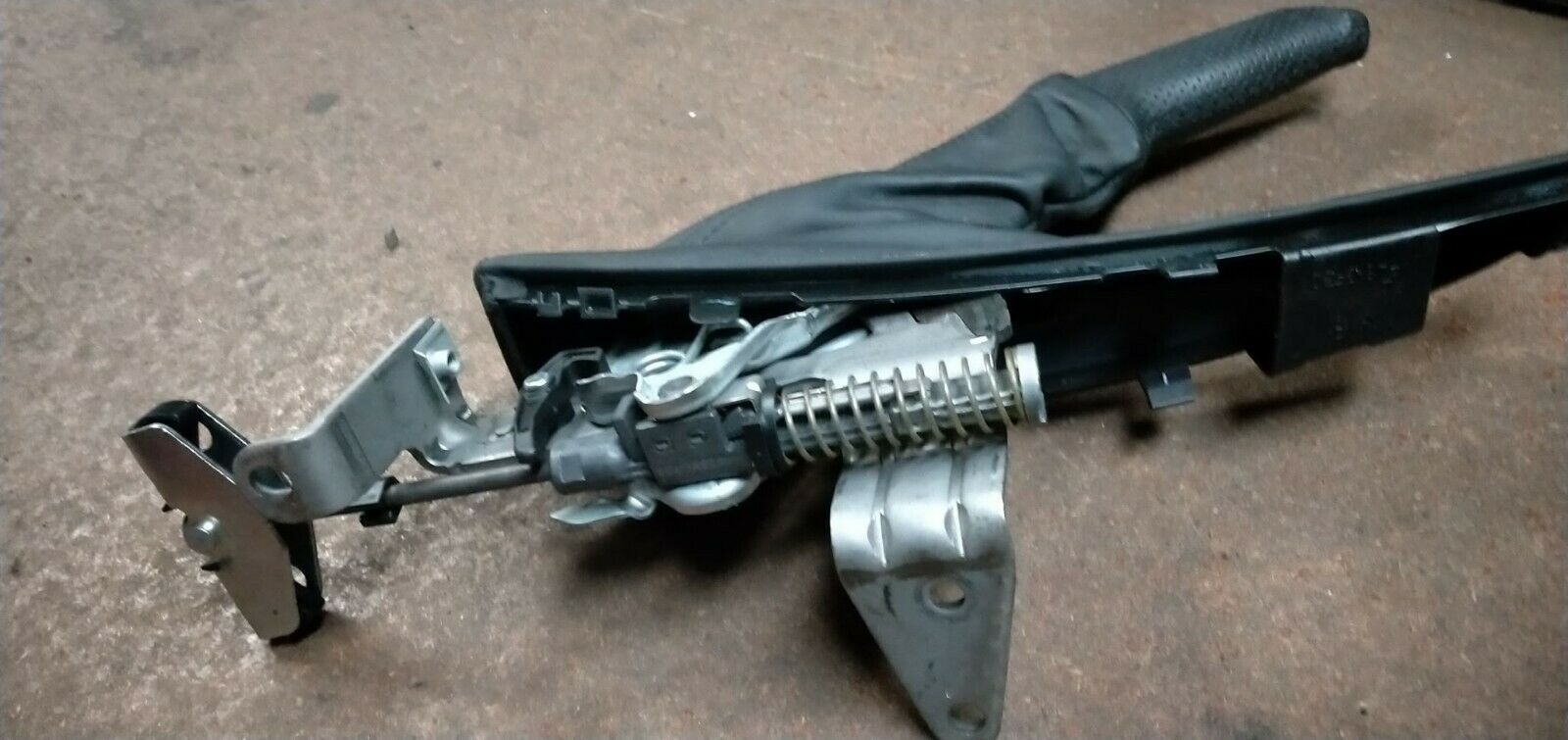 BMW E82 1-SERIES 125i 2DRS COUPE HANDBRAKE ASSEMBLY BOOT COVER BLACK 05 ...