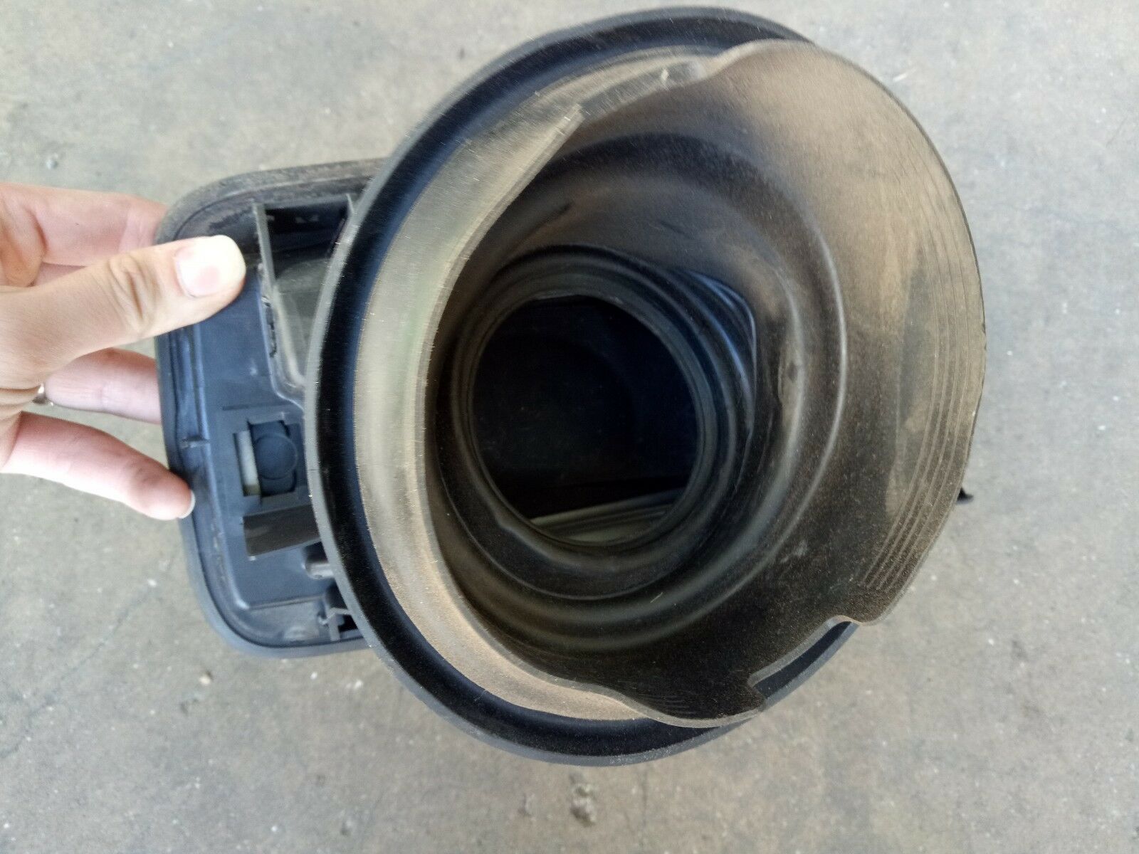 BMW E90 320i 2005 FUEL FLAP PETROL CAP P/C TITANSILBER METALLIC – 354 ...