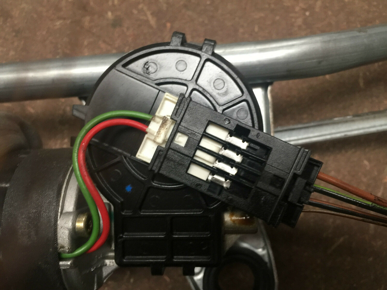 BMW E46 316Ti HATCHBACK COUPE FRONT WINDSCREEN WIPER MOTOR LINKAGE 67. ...