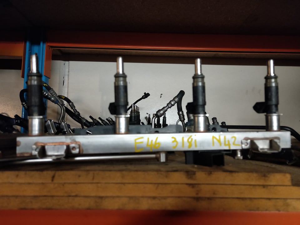 BMW E46 318i MODEL SET OF 4 X FUEL INJECTOR WITH THE RAIL , N42 FITS ...