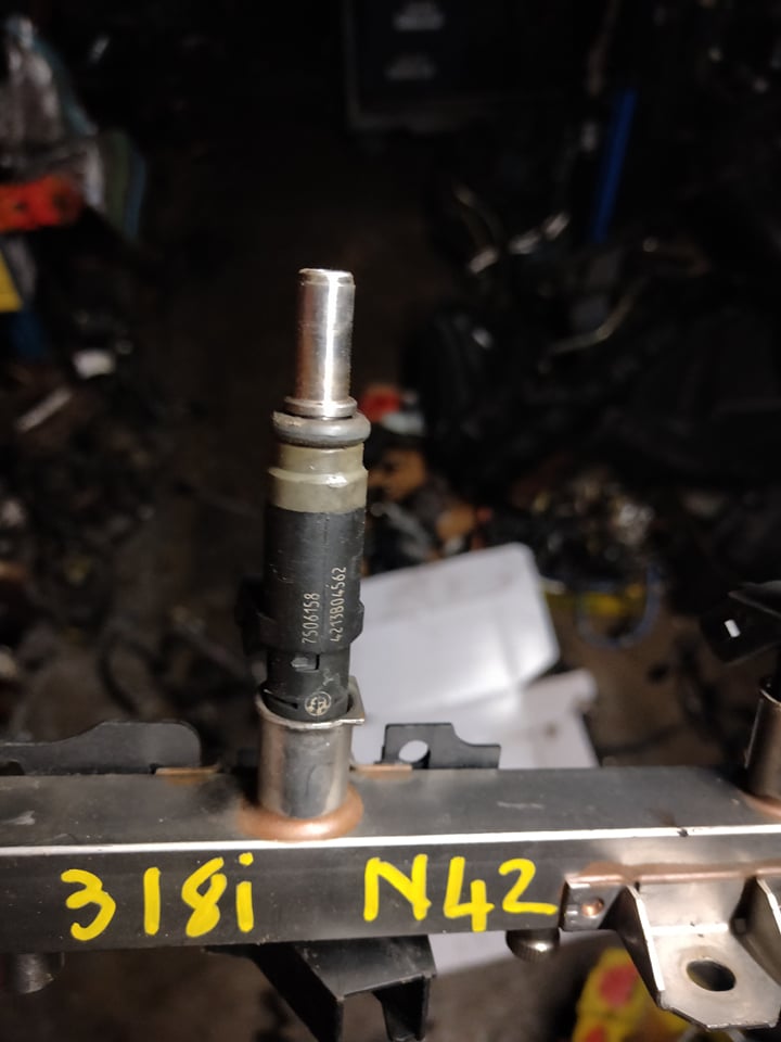 BMW E46 318i MODEL SET OF 4 X FUEL INJECTOR WITH THE RAIL , N42 FITS ...