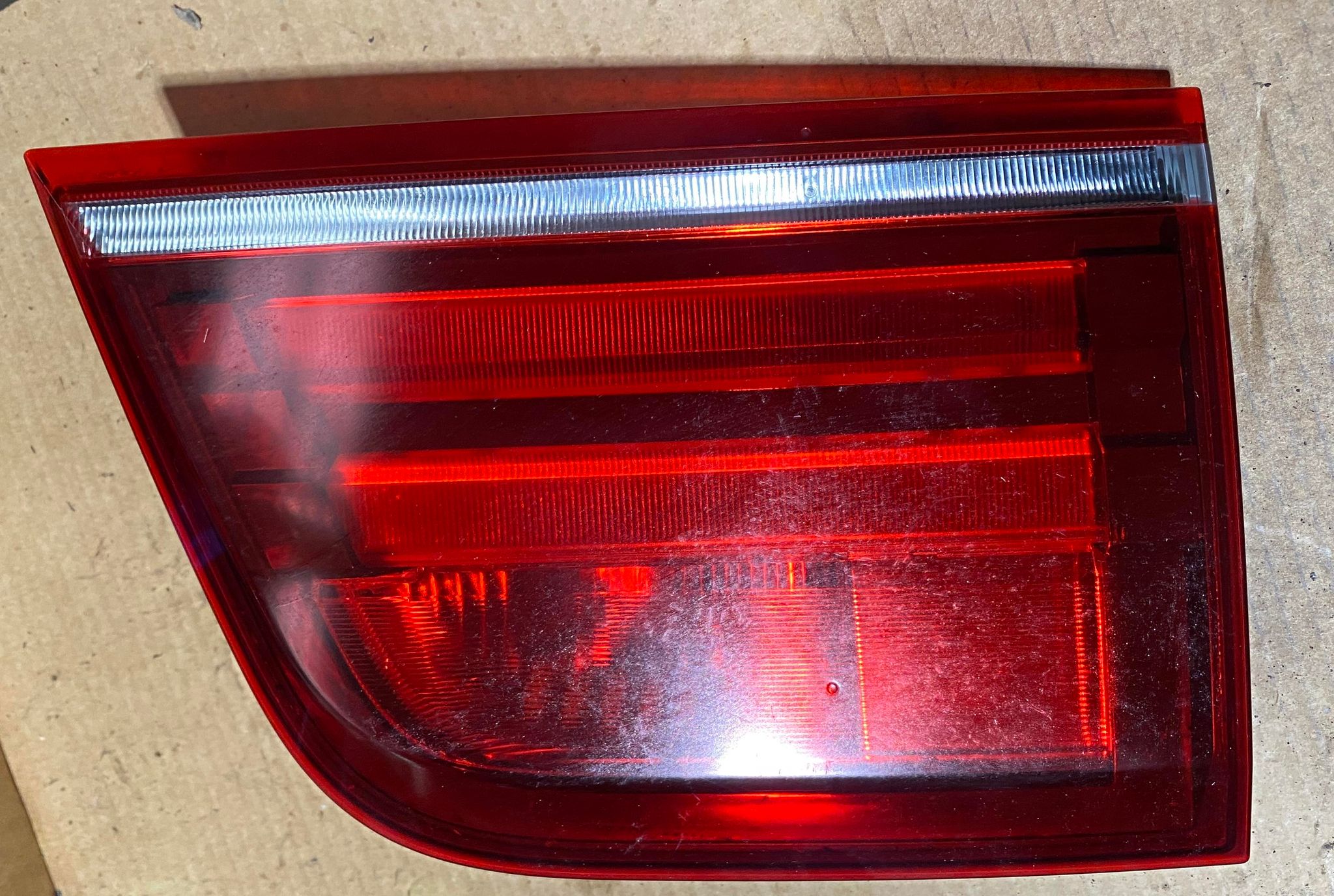 BMW E70 X5 LCI 2012 INNER TAIL LIGHT TAILGATE LAMP GARNISH RIGHT RH 4/ ...